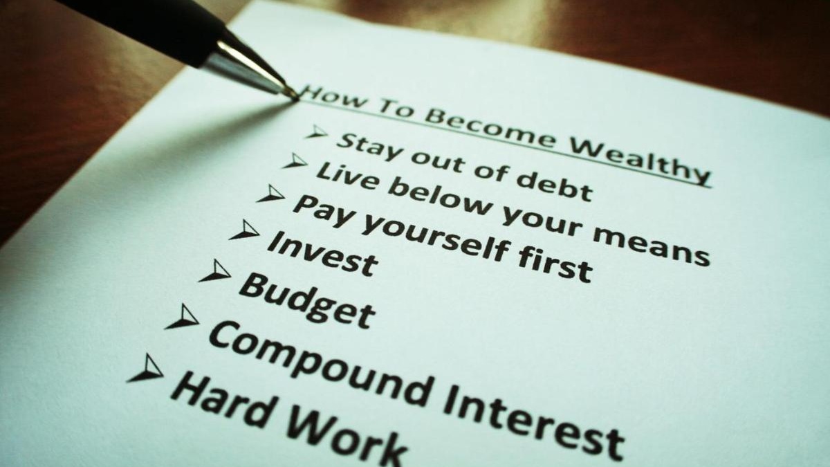 10 boring money habits that quietly build real wealth over time
