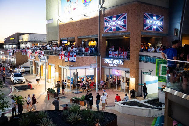 Hundreds of England fans kicked out of Dallas bar after reportedly ...