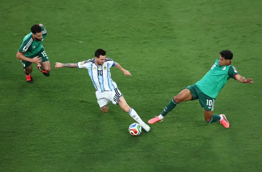 Lionel Messi escapa de expulsão em vitória da Argentina na Copa do Mundo