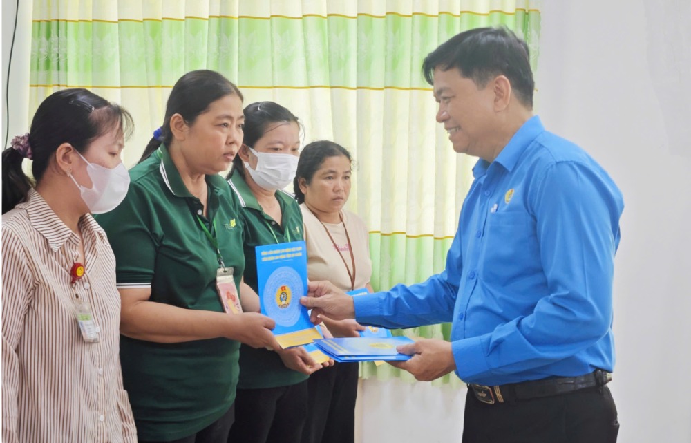 Những món quà từ Đại hội XIV Công đoàn Việt Nam trao đến đoàn viên An Giang