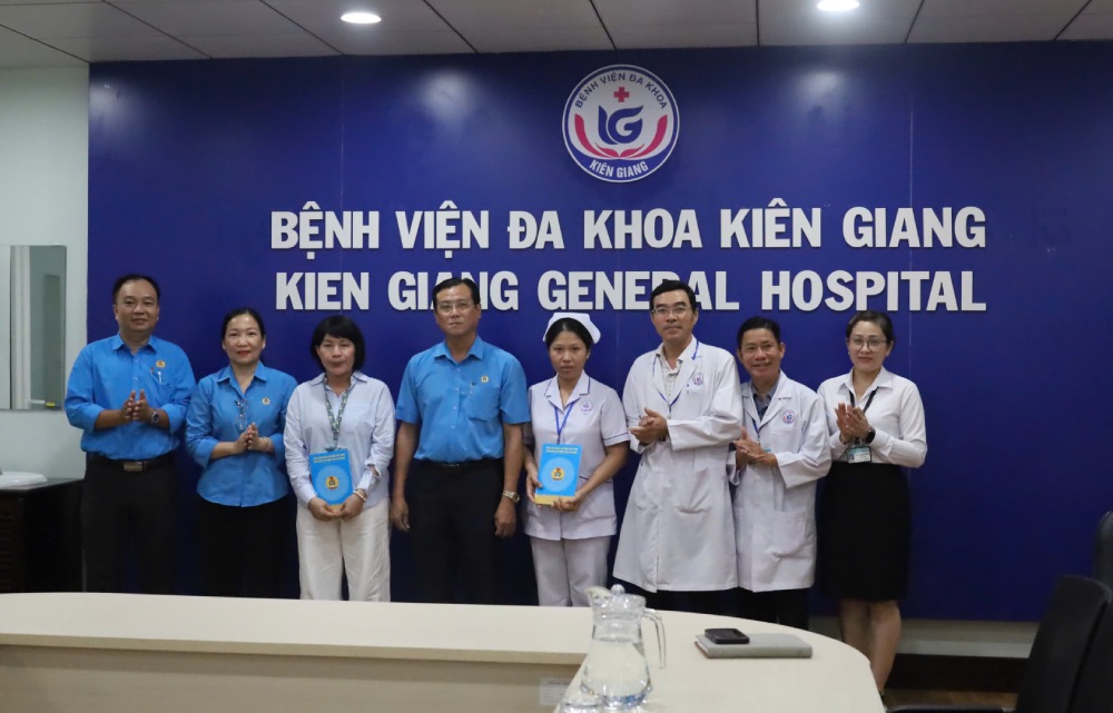 Những món quà từ Đại hội XIV Công đoàn Việt Nam trao đến đoàn viên An Giang