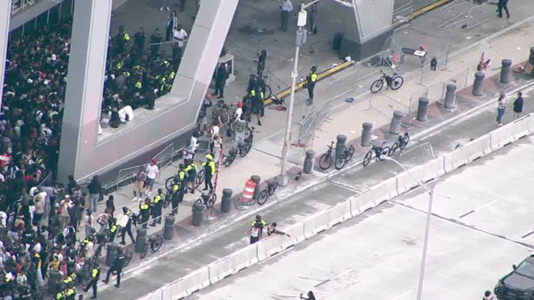 Hundreds gather for Kai Cenat's Streamer University outside State Farm ...