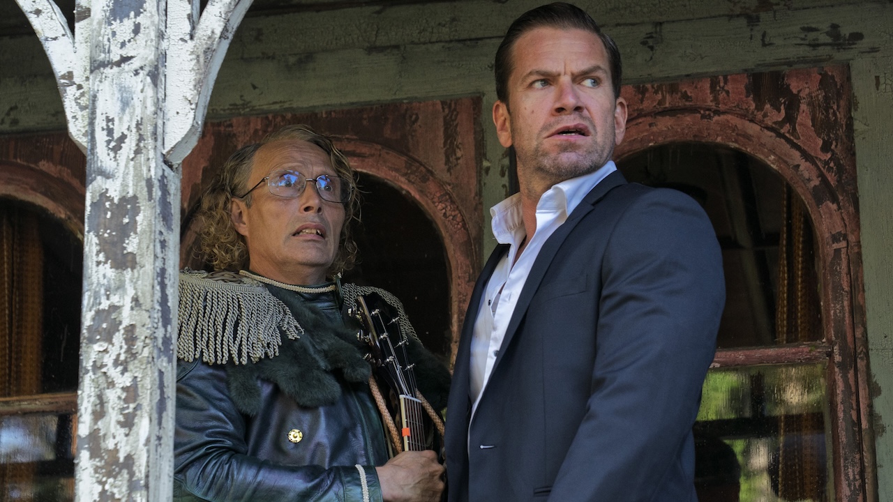 Mads Mikkelsen se prend pour John Lennon dans The Last Viking : bande ...