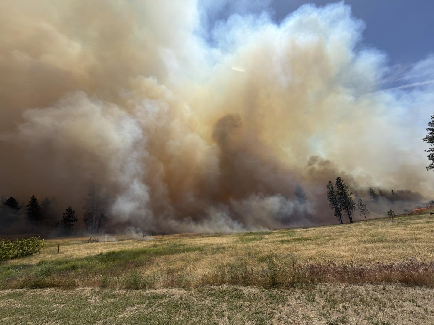 15 homes lost, 1 person missing in Upriver Fire burning in Spokane Valley