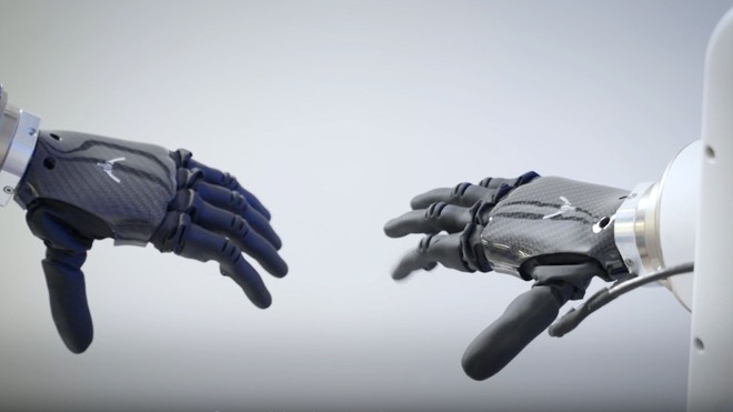 Mano bionica insegna ai robot il tocco umano
