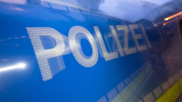 Streit eskaliert: Rabiater Autofahrer schubst Frau in einen Acker