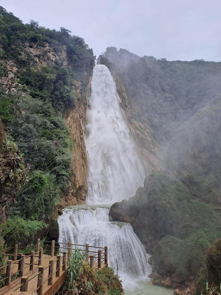 La cascada escondida de Oaxaca que empapa a los visitantes y pocos ...