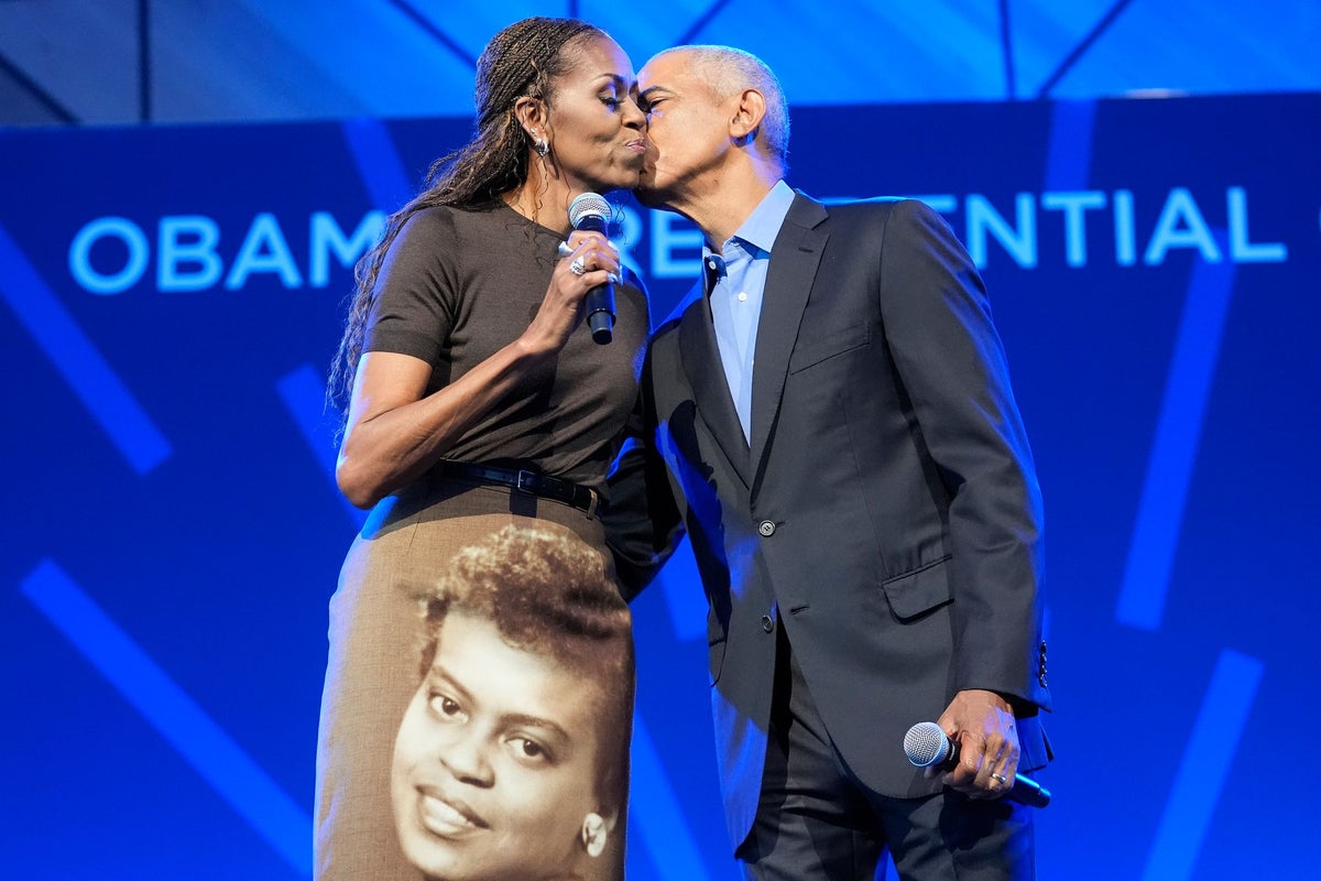Barack Obama moved to tears by Michelle’s skirt with touching tribute