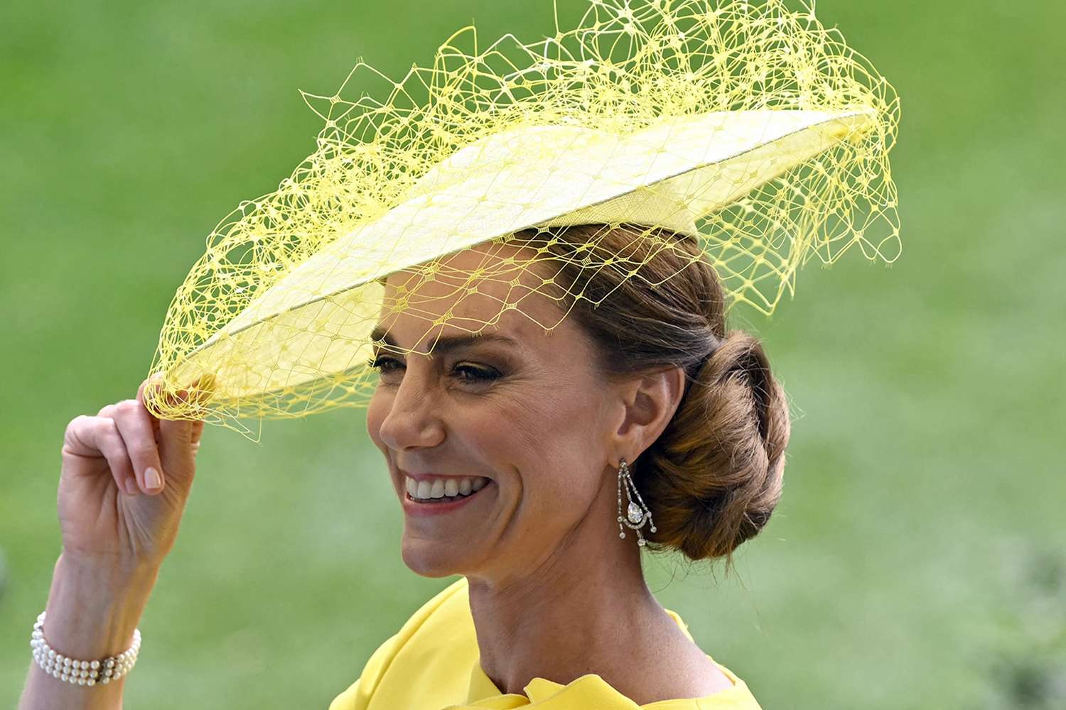 Kate Middleton dips into an impressive curtsy for King Charles while ...