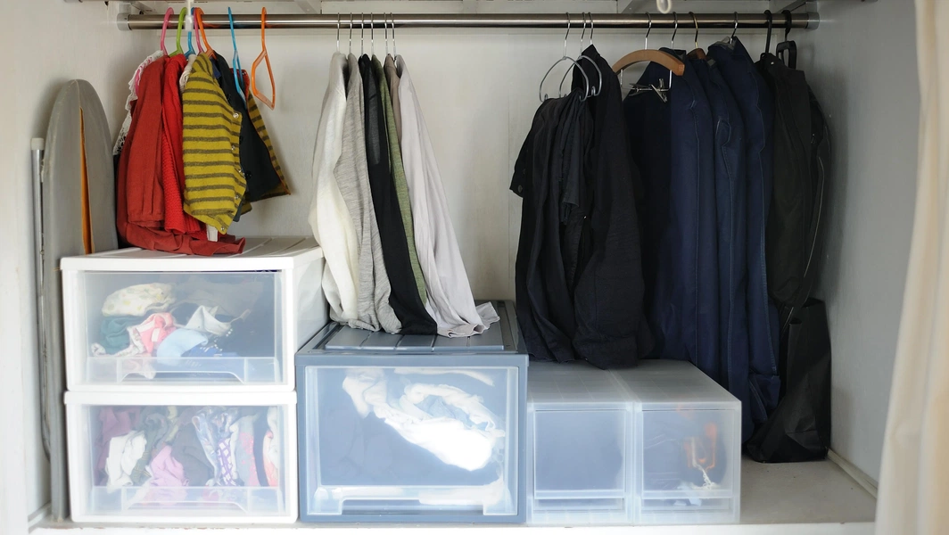16 minimalist habits that save money