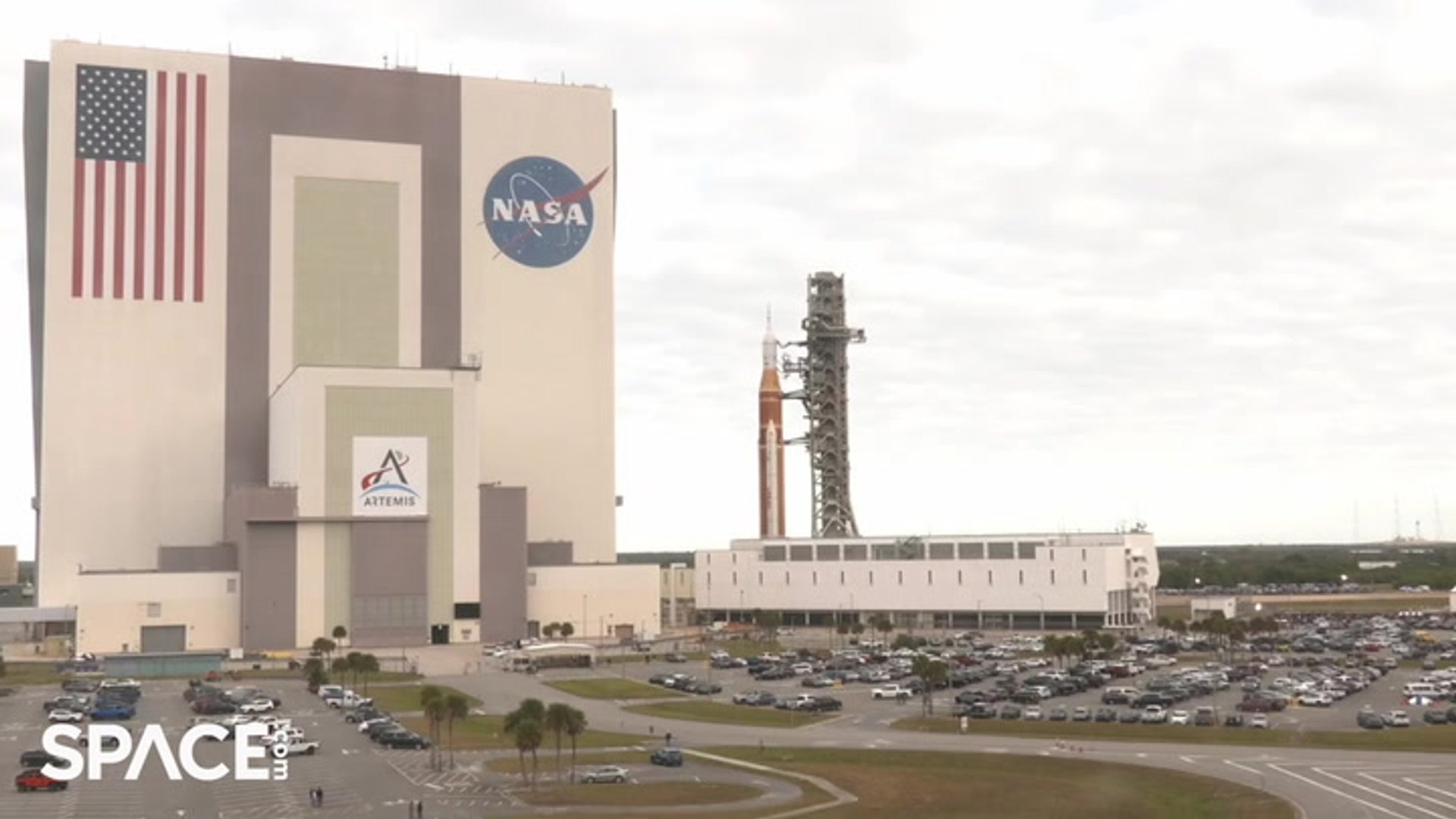 NASA's Artemis moon rocket rolls away from VAB in time-lapse