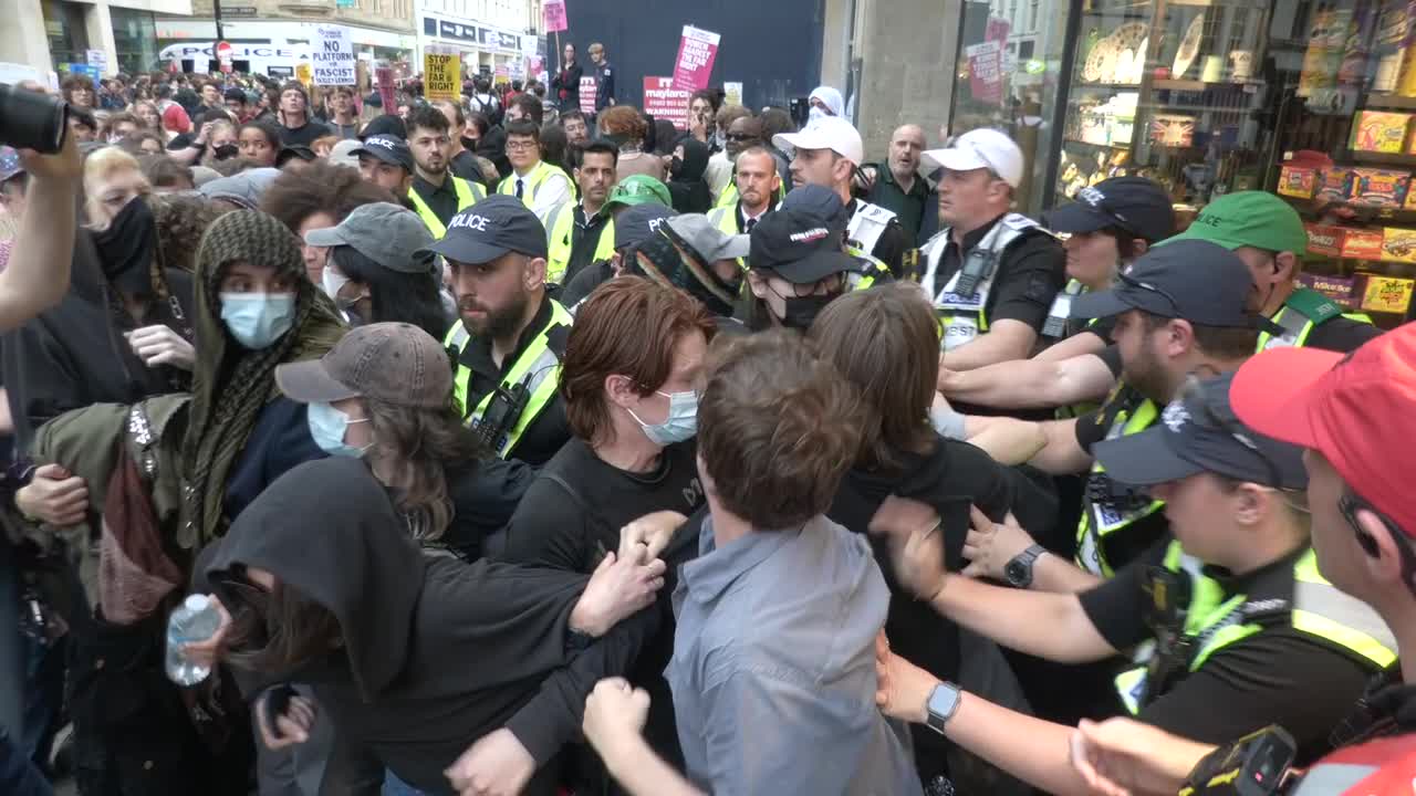 Clashes with police in Oxford as Tommy Robinson appears at the Union