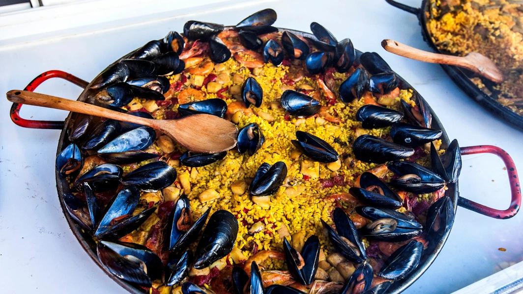 Chef blends Spanish and Filipino paella traditions in live demo