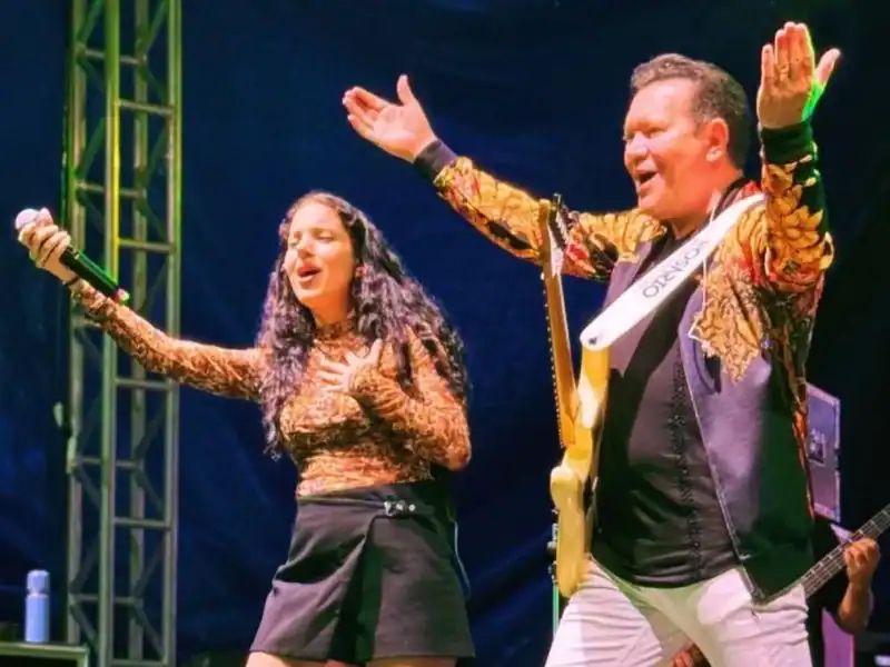 Yasmin Mendes, filha de Joelma e Ximbinha, estreia em show com o pai e ...