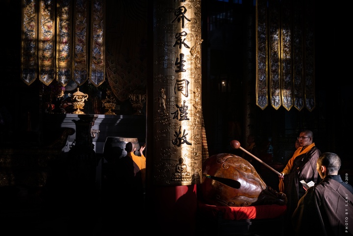 寺庙里的一束光，照见了你我心中的静与慌