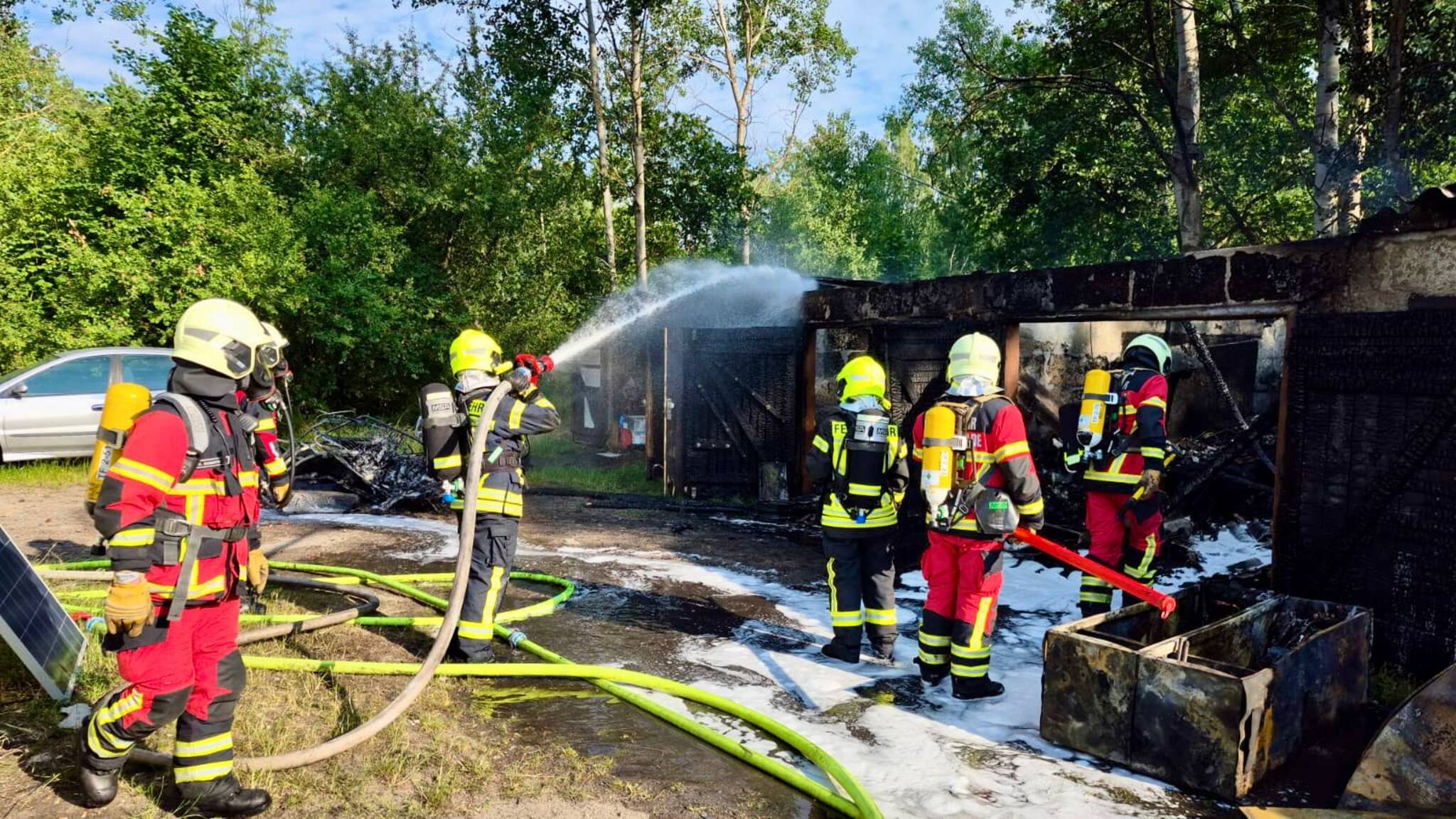 Ludwigsfelde: Mehrere Garagen in Flammen – Feuerwehr im Großeinsatz