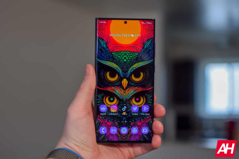 Galaxy S23 owners are reporting pink display lines after the One UI 8.5 ...