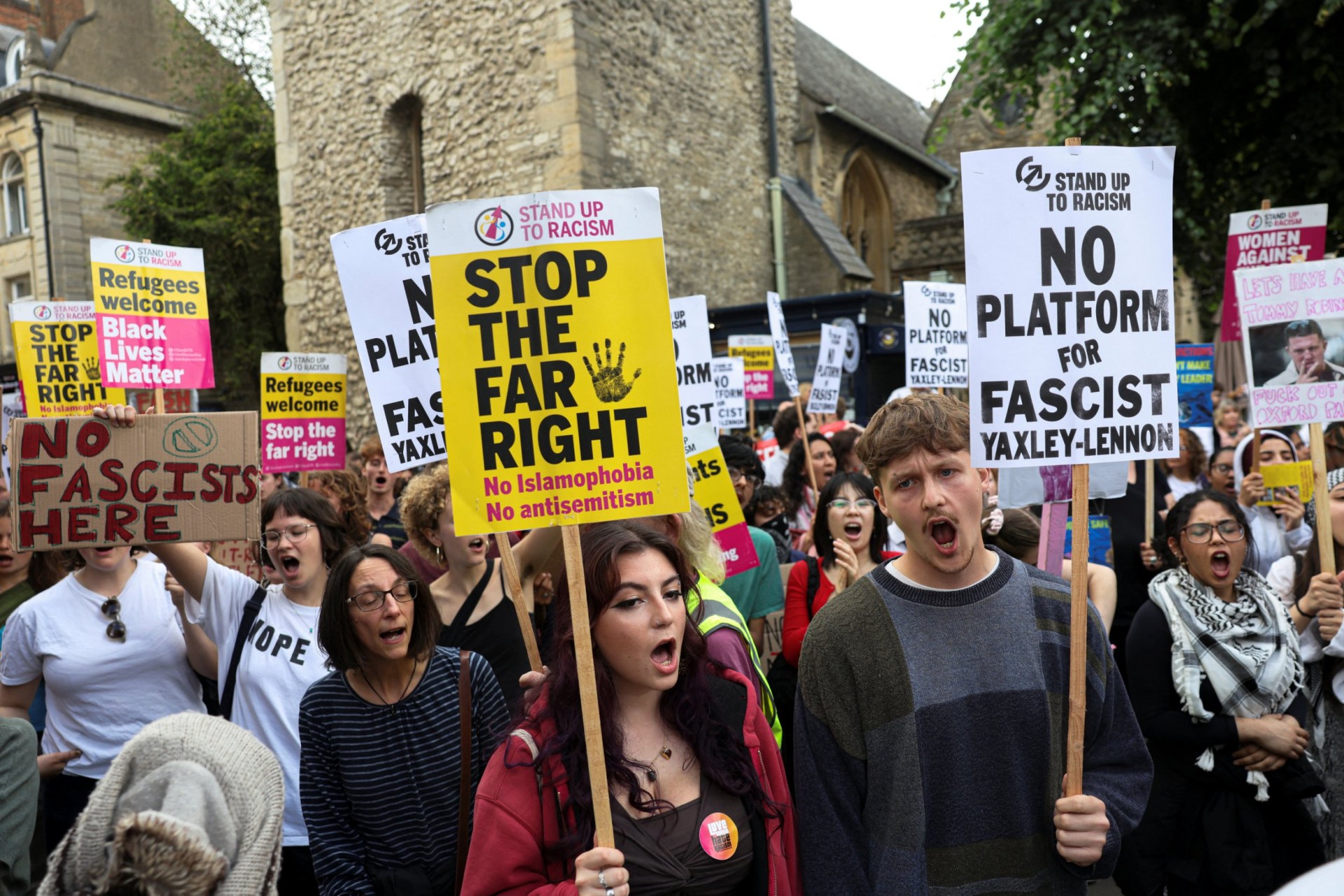 Clashes as protesters try to stop Tommy Robinson from debating Islam at ...