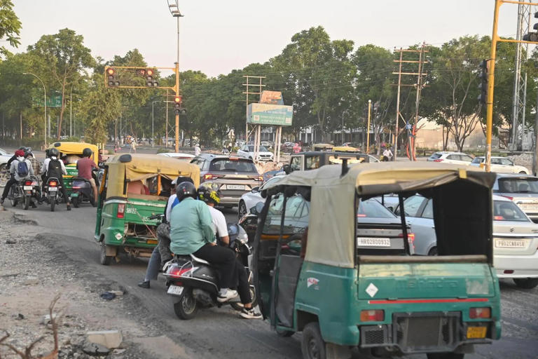 Three-minute red light, speed bumps turn Airport Road into an obstacle ...