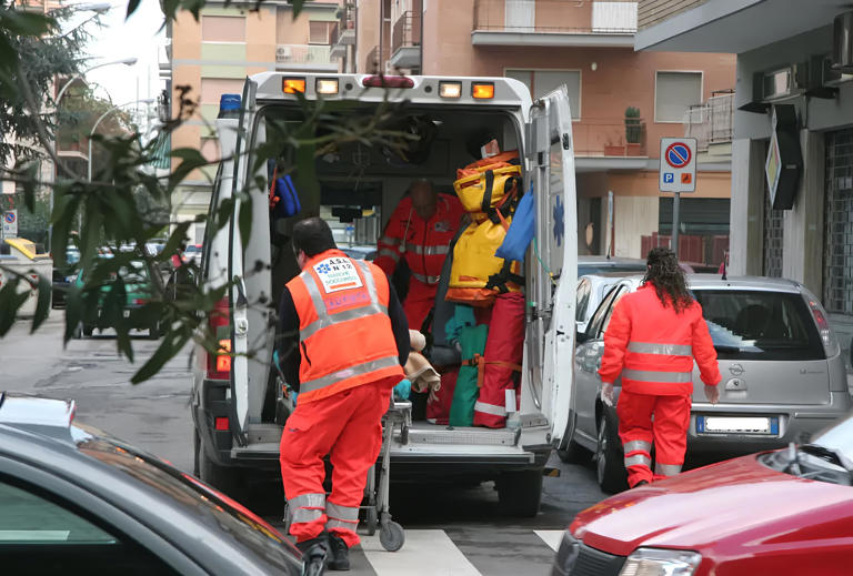 Milano, gli crolla addosso un telaio in una casa Aler: grave operaio di ...