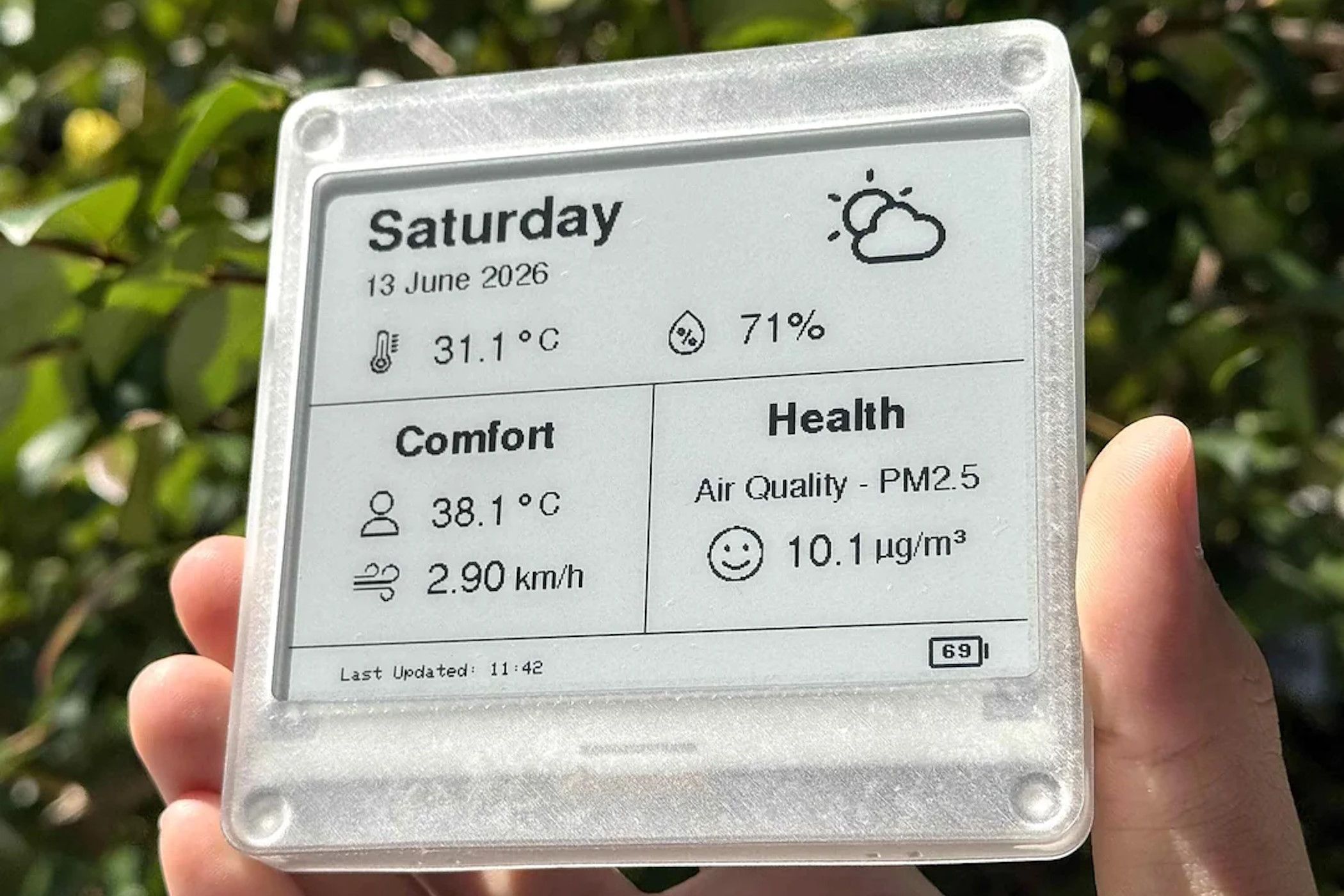 This ESP32 e-paper weather tracker runs off one battery charge for 1.5 ...