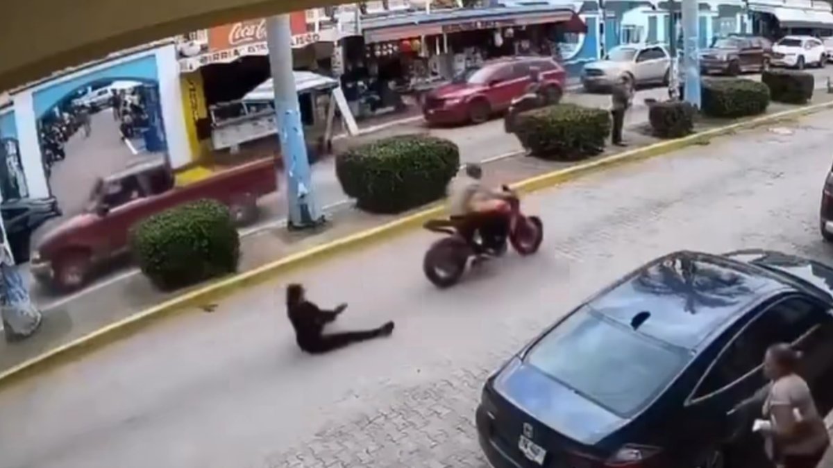 Video: Mujer y su bebé caen de moto tras caballito del conductor en ...
