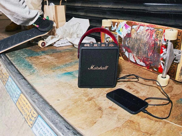 Bocina Bluetooth super portátil con audio envolvente y casi dos días de ...