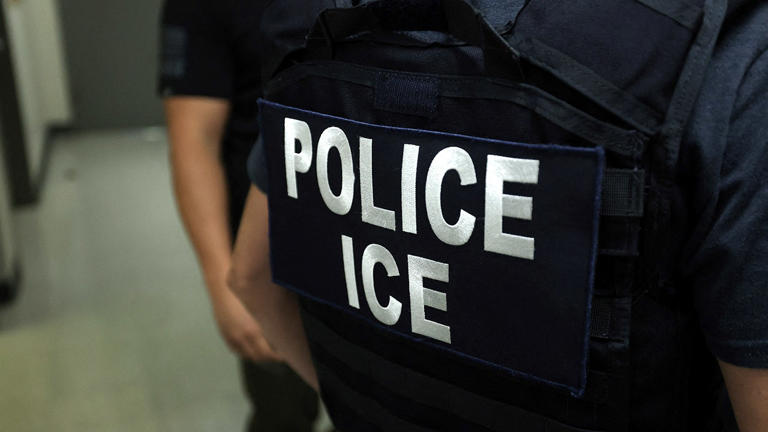 Coast Guard opens fire on boat smuggling 25 Chinese nationals near ...