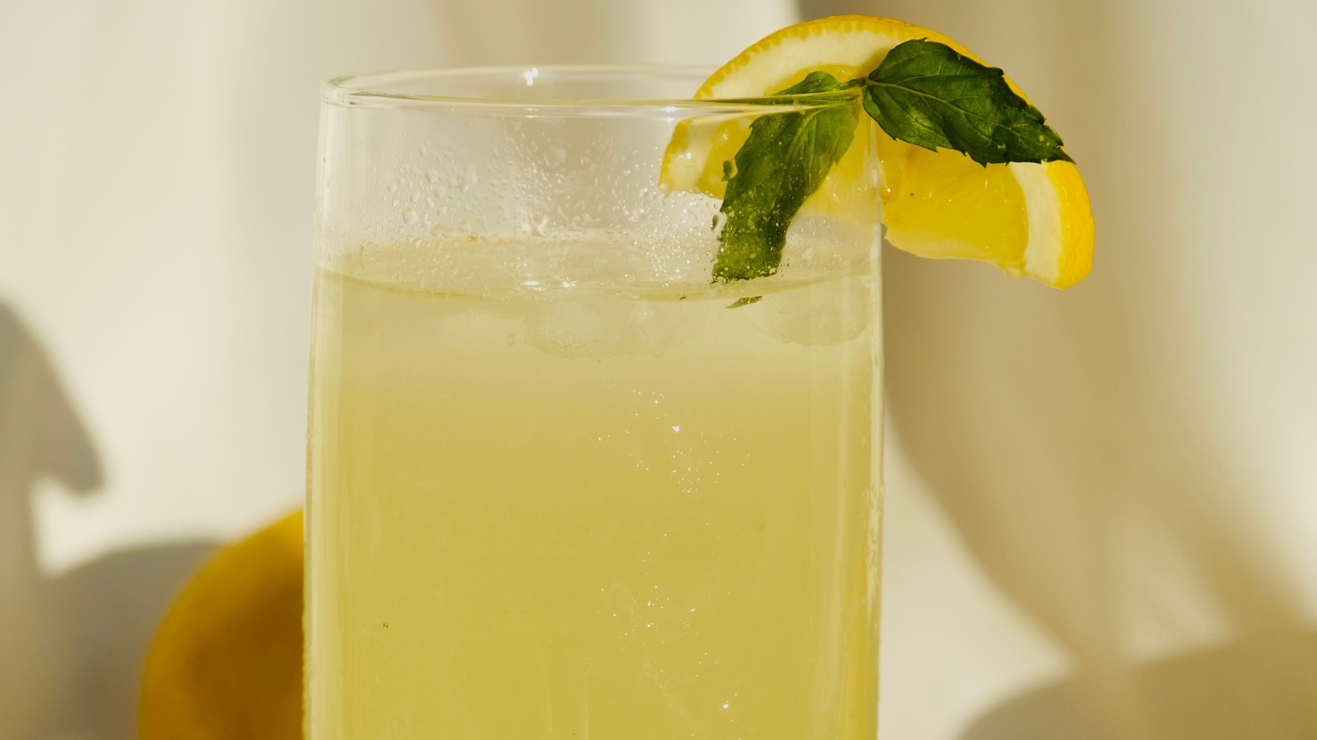 10 drinks that taste way better cold & 10 that are best served hot