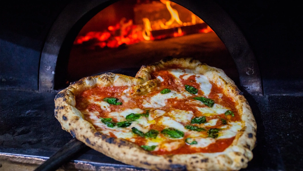 7 distinct regional pizza styles across the US and Italy