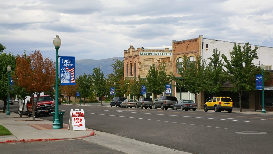 15 charming and affordable small towns to visit