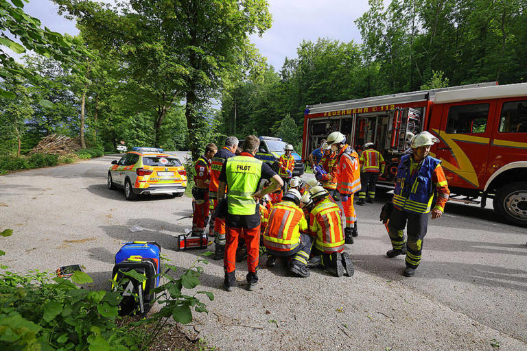 SUV stürzt in Bachbett: Schwer verletzter Senior hat "Glück im Unglück"