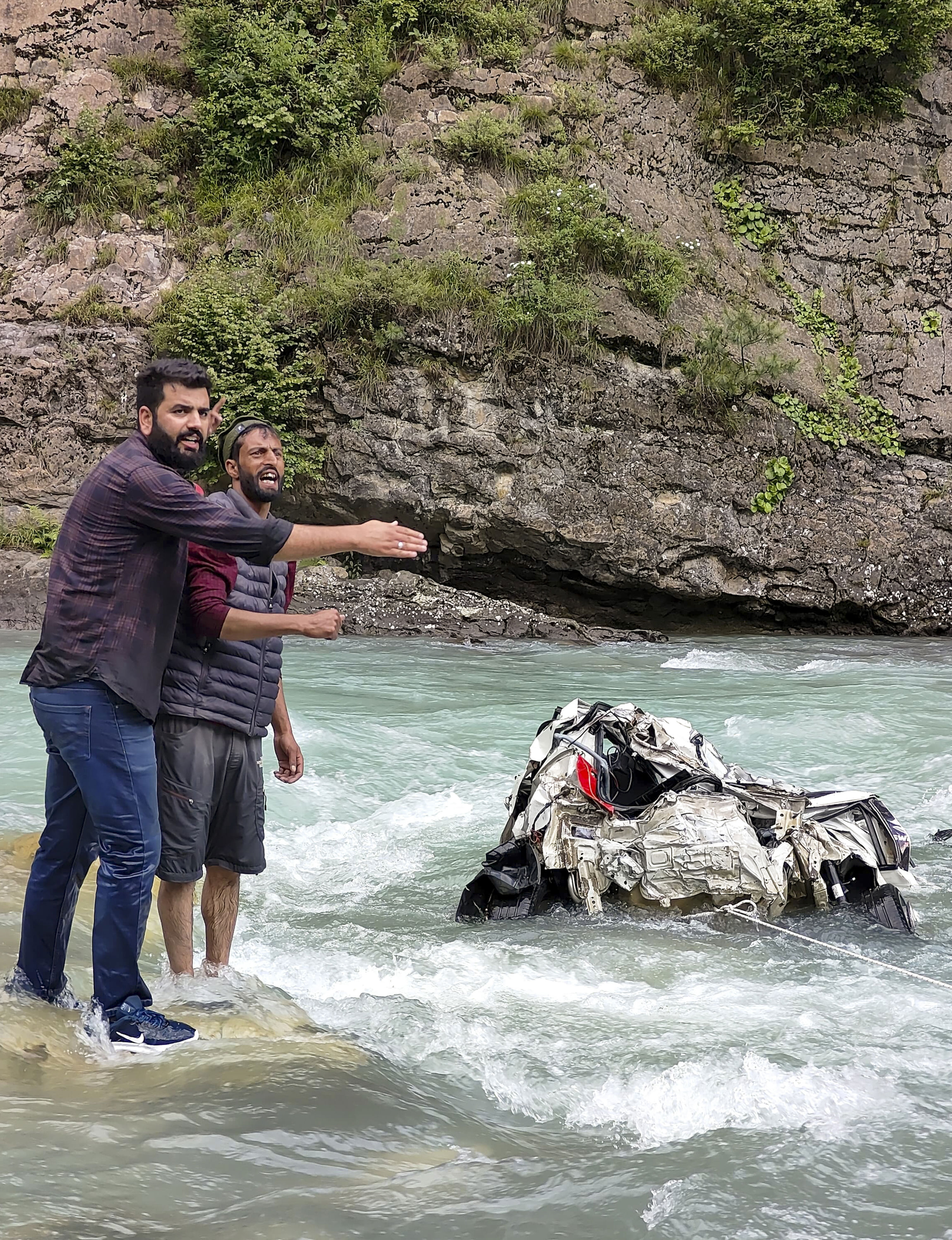 2 killed, 11 injured in two separate road accidents in Kashmir