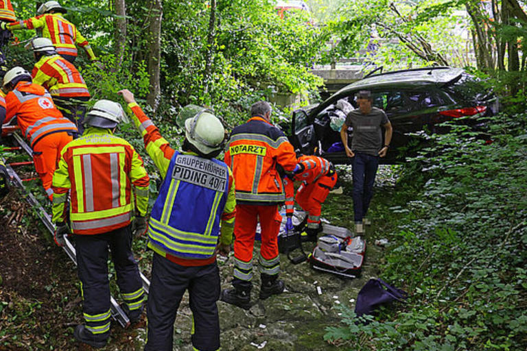 SUV stürzt in Bachbett: Schwer verletzter Senior hat "Glück im Unglück"