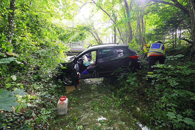 SUV stürzt in Bachbett: Schwer verletzter Senior hat "Glück im Unglück"