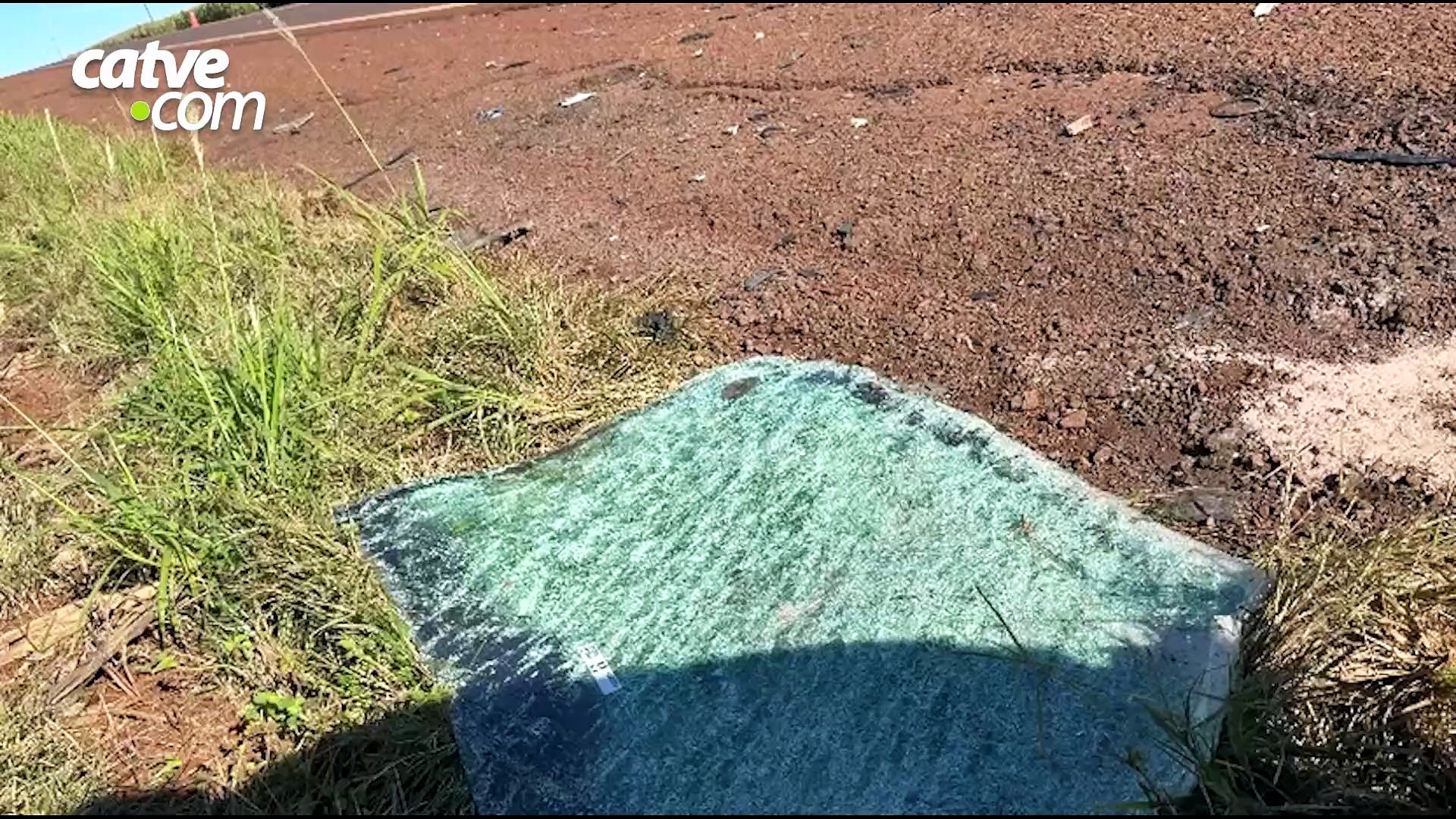 Motorista fica preso às ferragens após acidente entre carro e caminhão