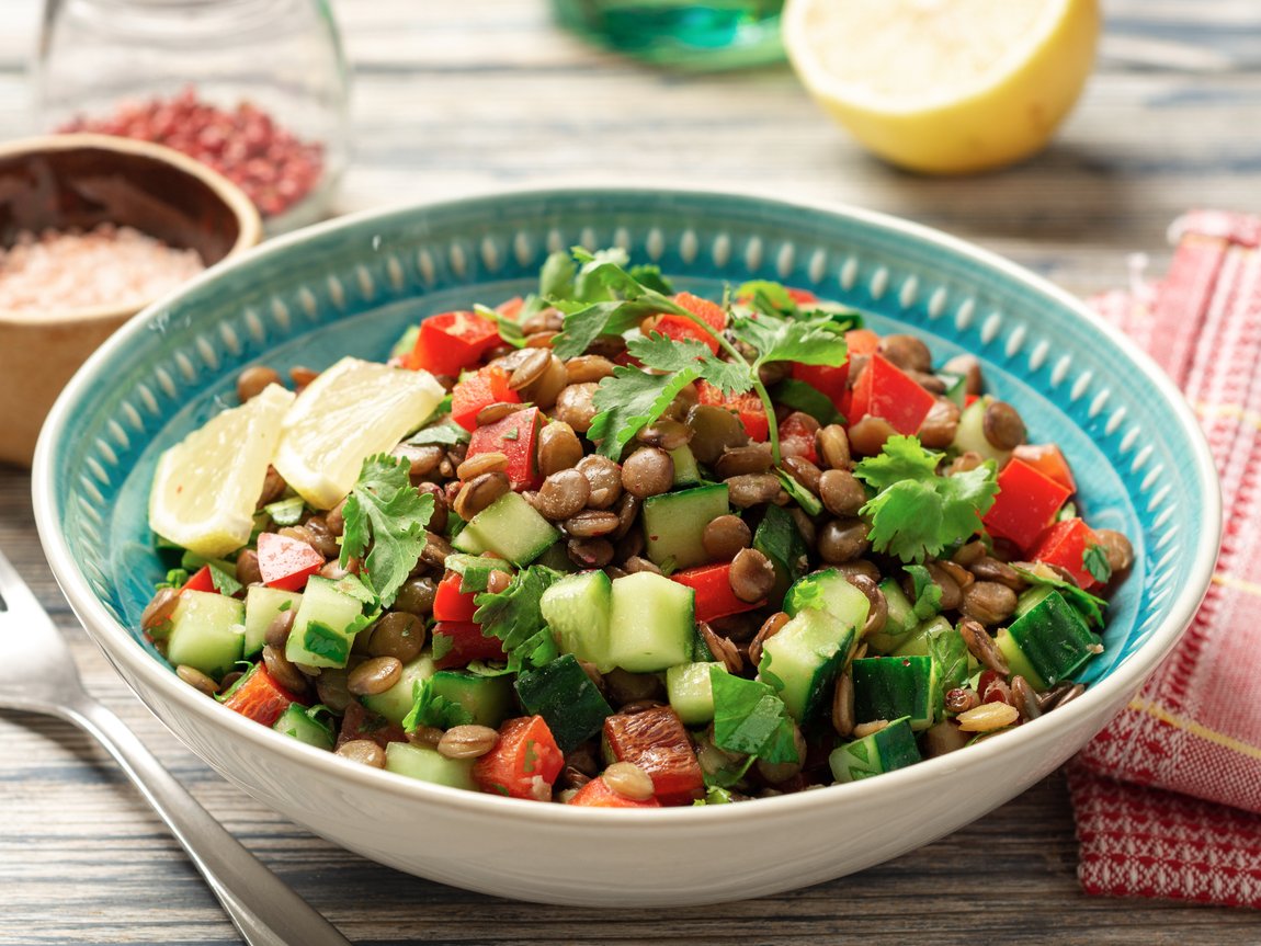 Light and fresh: Lentil salad with cucumber and bell pepper