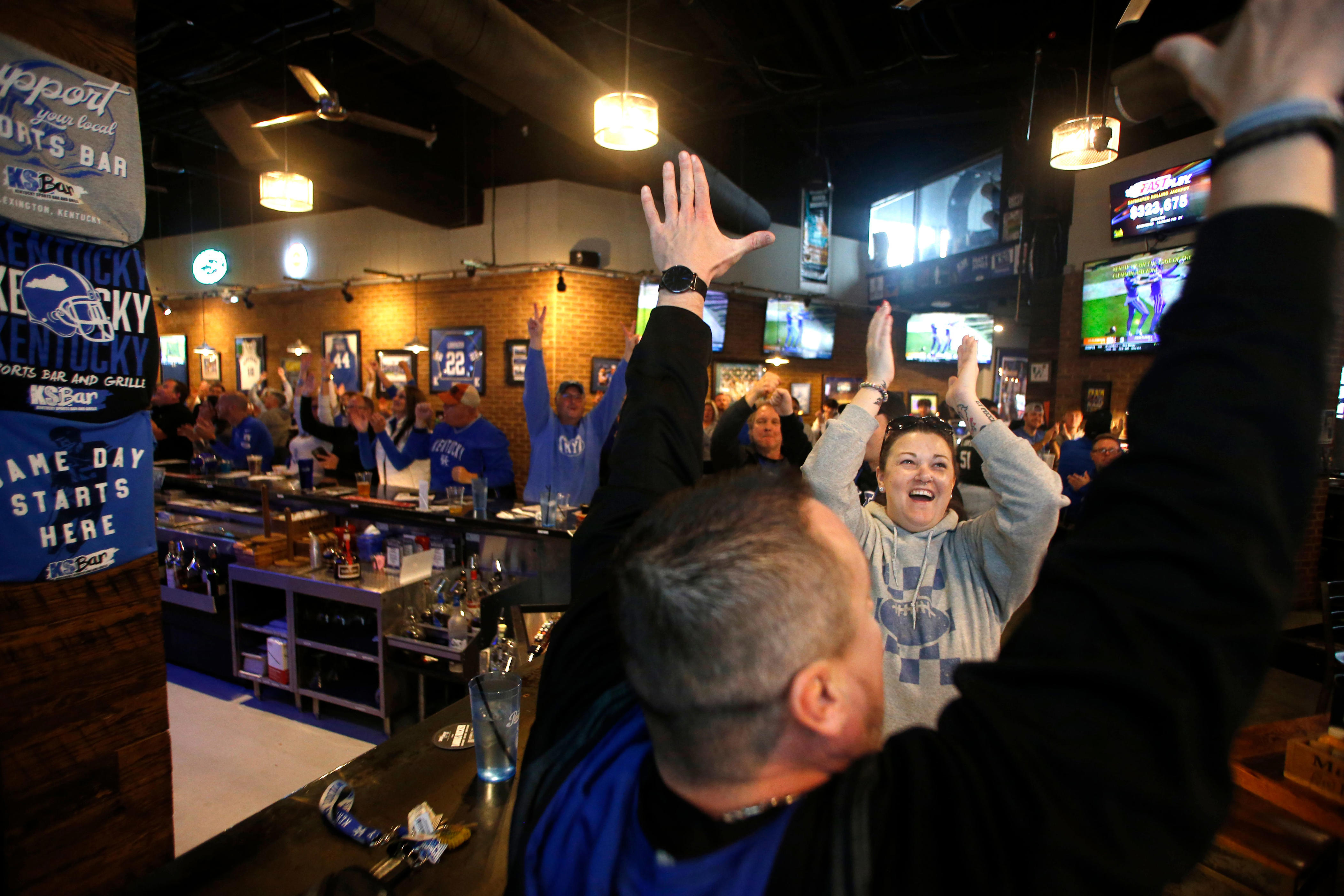 Kentucky fans can enjoy games at new Walk-On's, KSR sports bar site