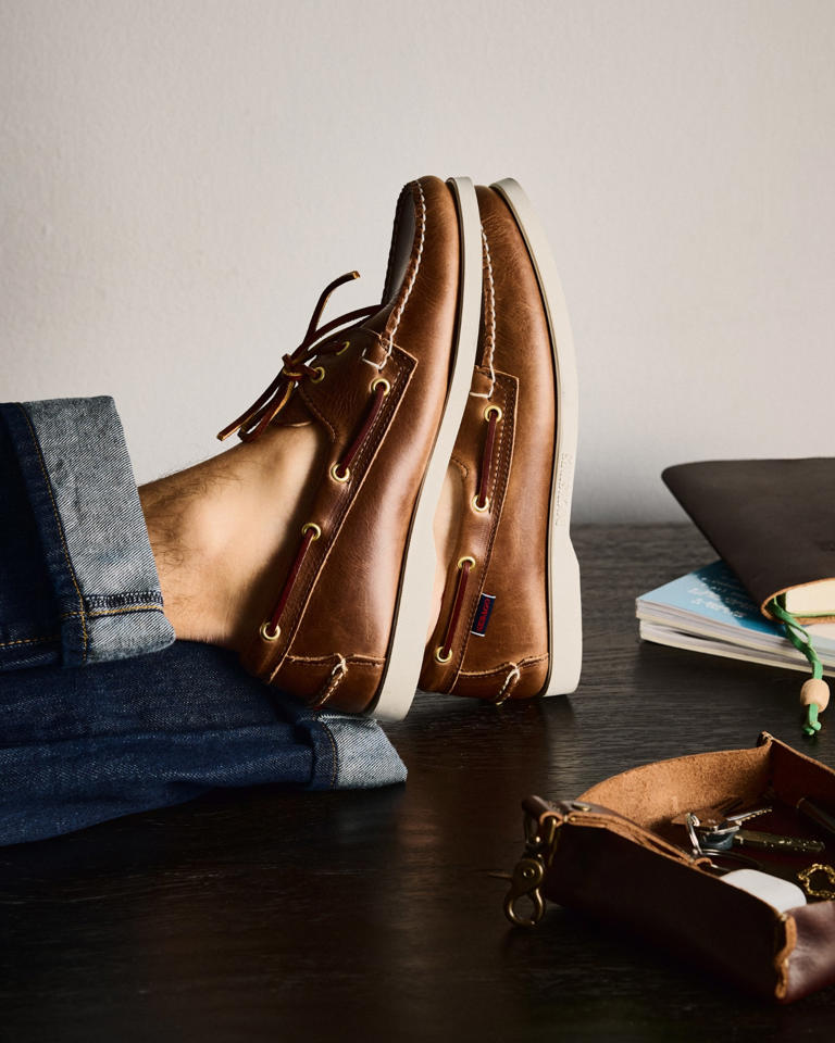 Sebago festeggia 80 anni, una barca-scarpa naviga in Arno