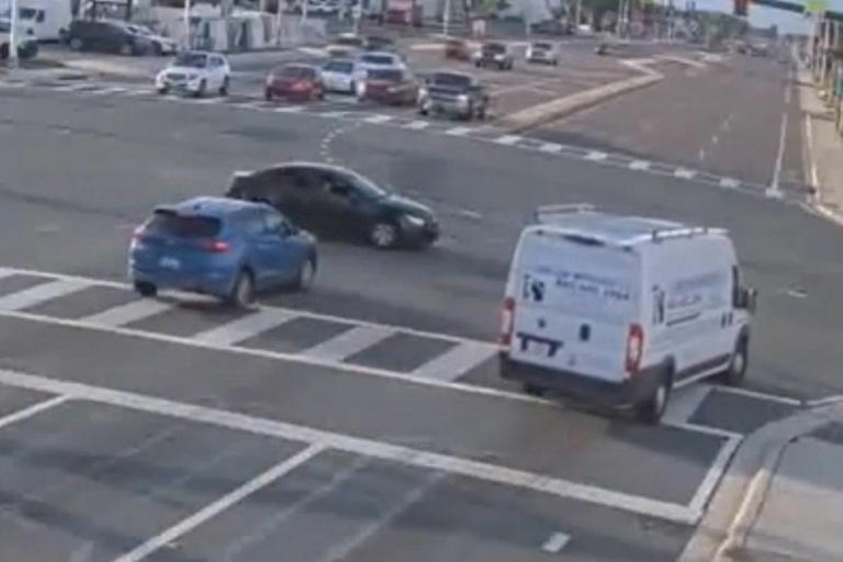 Red light runner almost hits car after driving through intersection