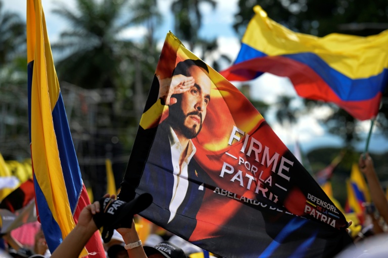 Military salutes and K-pop madness shake up Colombia campaigning