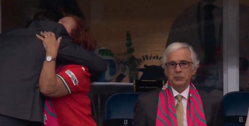 L'immagine sul maxischermo, la famiglia allo stadio e il braccialetto ...
