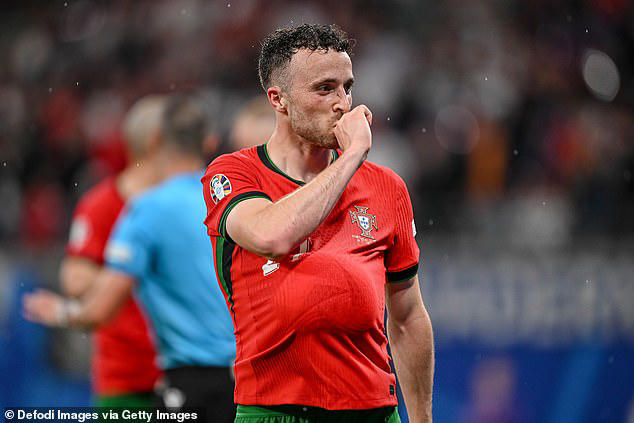 Diogo Jota's parents cried in the stands during tribute ahead of ...