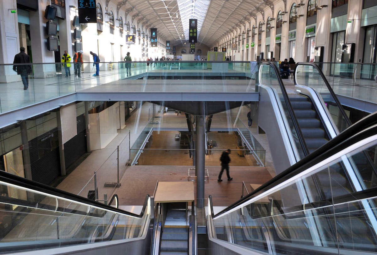À contre-sens sur un escalator, elle se fait amender