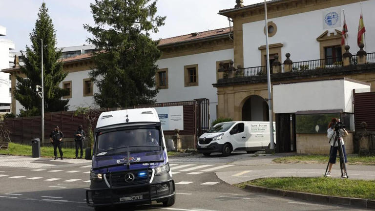 Un convoy de la Ertzaintza vigilado por un helicóptero para trasladar ...