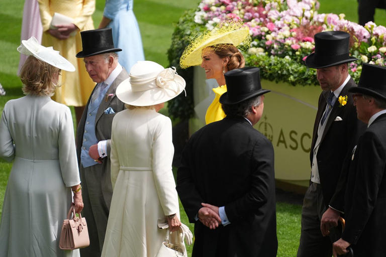 Kate Middleton dips into an impressive curtsy for King Charles while ...