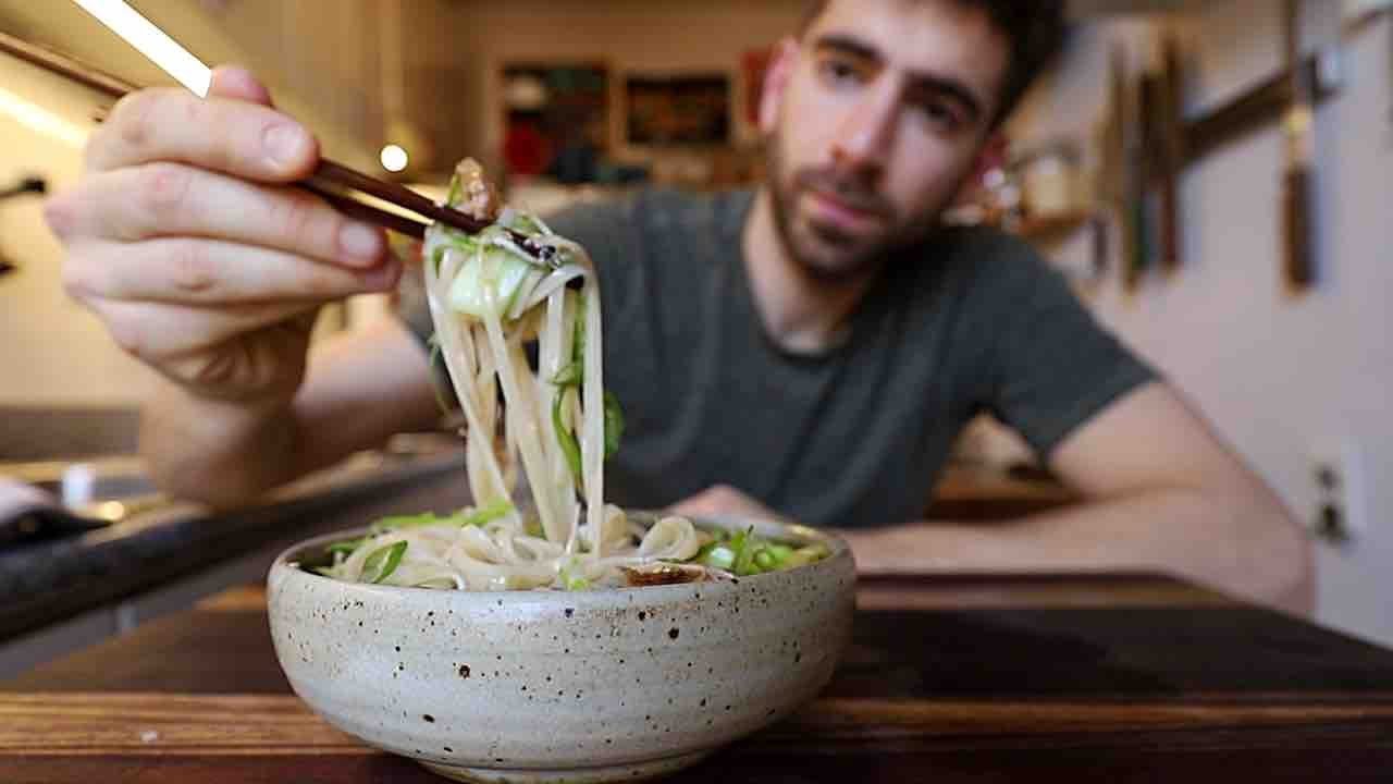 I could eat this noodle soup forever! 🍜
