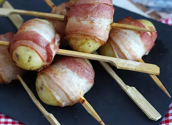 Brochettes apéritives de pommes de terre et poitrine fumée