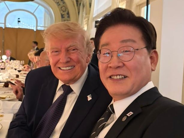 Lee receives Trump’s golf invitation, signature pen