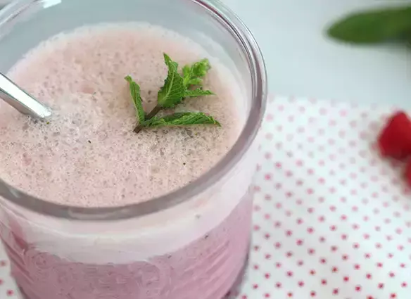 Milkshake vegan à la framboise et à la menthe